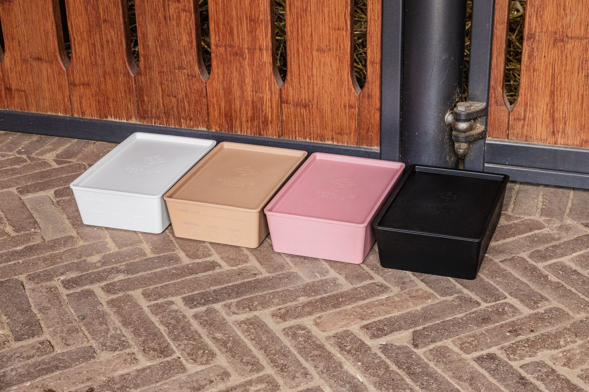 Grooming Deluxe Horsefeed Box with Lid - Høymyr Stall og Hesteutstyr